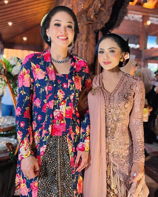 Foto: Maia Estianty Manglingi di Pengajian dan Siraman Al Ghazali