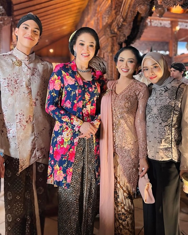 Foto: Maia Estianty Manglingi di Pengajian dan Siraman Al Ghazali