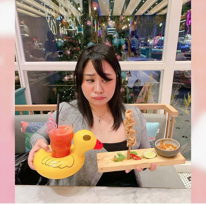 Chikita Meidy Kulineran Bareng Suami di Food Court hingga Restoran