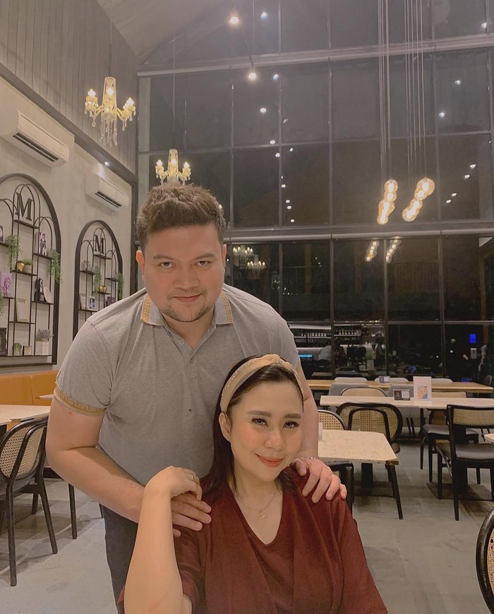 Chikita Meidy Kulineran Bareng Suami di Food Court hingga Restoran
