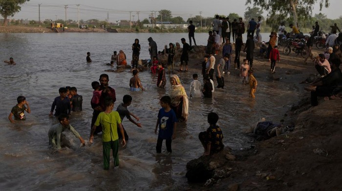 Warga Pakistan Serbu Kanal Chenab, di Tengah Gelombang Panas Ekstrem