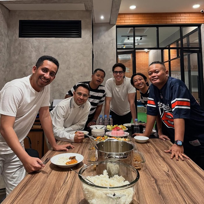 Momen Komika Yono Bakrie Makan Bareng Raffi Ahmad Dan Boiyen