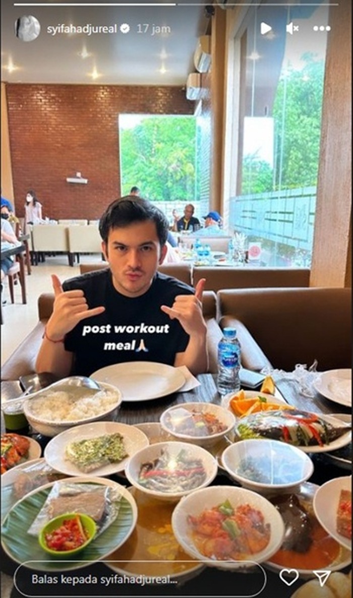 Gaya Keren Rizky Nazar Saat Ngopi dan Makan Nasi Padang