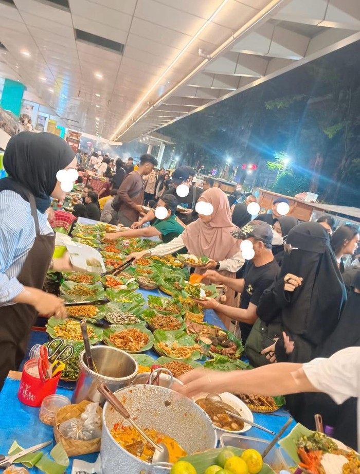 Ini Daftar Harga dan Suasana Makan di Lesehan Bu Gendut Blok M