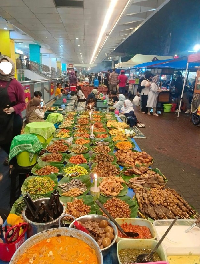 Ini Daftar Harga dan Suasana Makan di Lesehan Bu Gendut Blok M