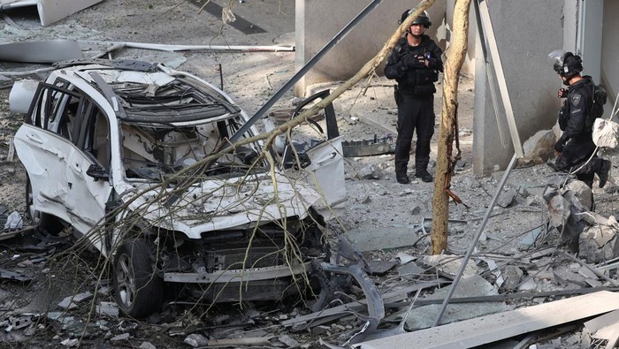 Mobil-mobil Hancur Usai Serangan Rudal Iran Menghantam Israel
