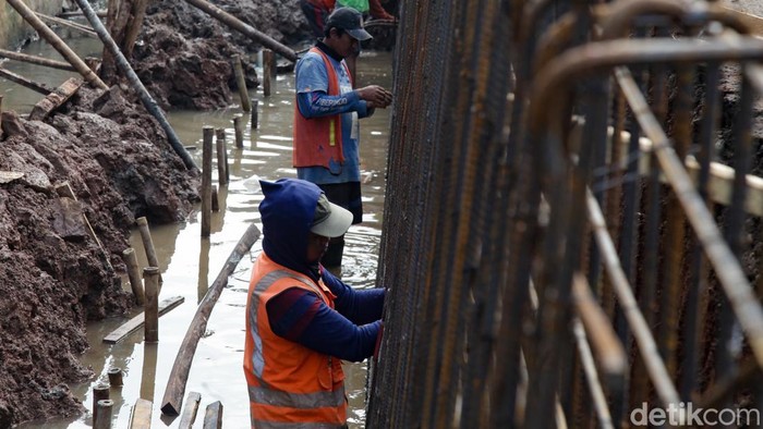 Peninggian Turap di Pamulang Tangsel Dikebut
