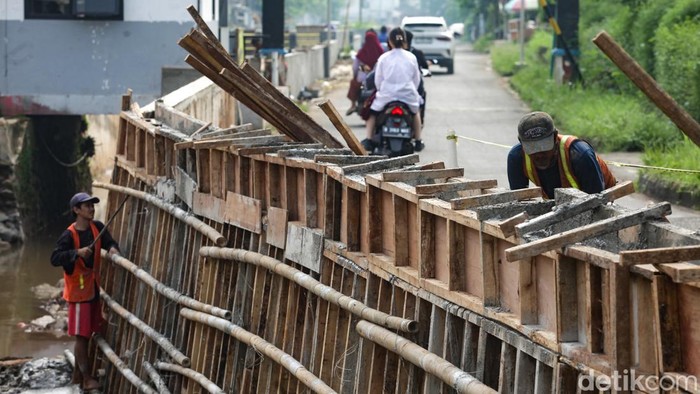 Peninggian Turap di Pamulang Tangsel Dikebut