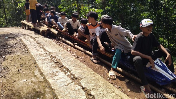 Mengintip Keseruan Bocah Garut Bermain Lori di Kampung