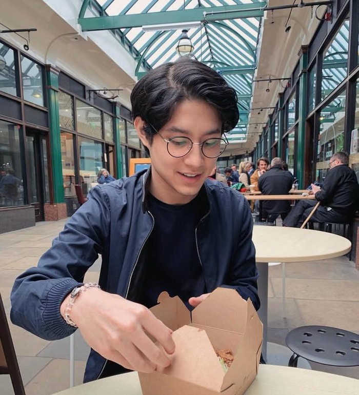 Potret Keren Teuku Rassya Jajan di Jepang hingga Nongkrong di Kafe