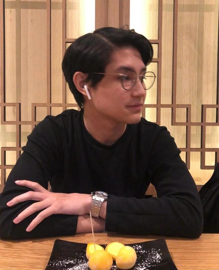 Potret Keren Teuku Rassya Jajan di Jepang hingga Nongkrong di Kafe