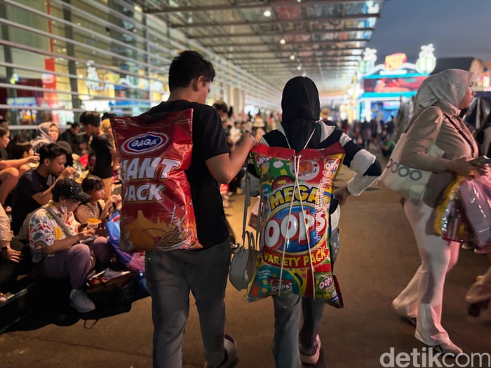 Potret Pengunjung PRJ 2025 Serbu Tenant Makanan Paling Viral