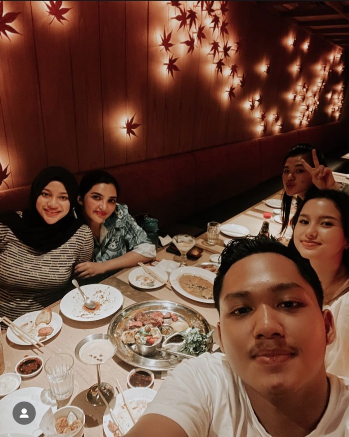 Azriel Hermansyah Kulineran Bareng Keluarga, Makan di Resto sampai Warung