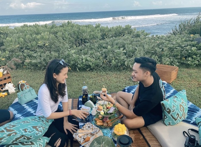 Azriel Hermansyah Kulineran Bareng Keluarga, Makan di Resto sampai Warung