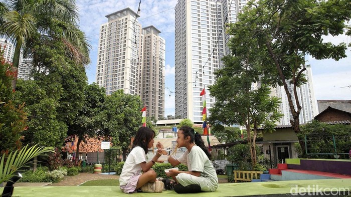 Riuh Tawa Anak-anak Hiasi Gang Sempit Sunter Agung