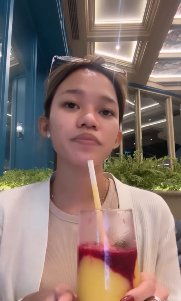 Pose Keren Ummi Quary Saat di Restoran hingga Makan Tiramisu