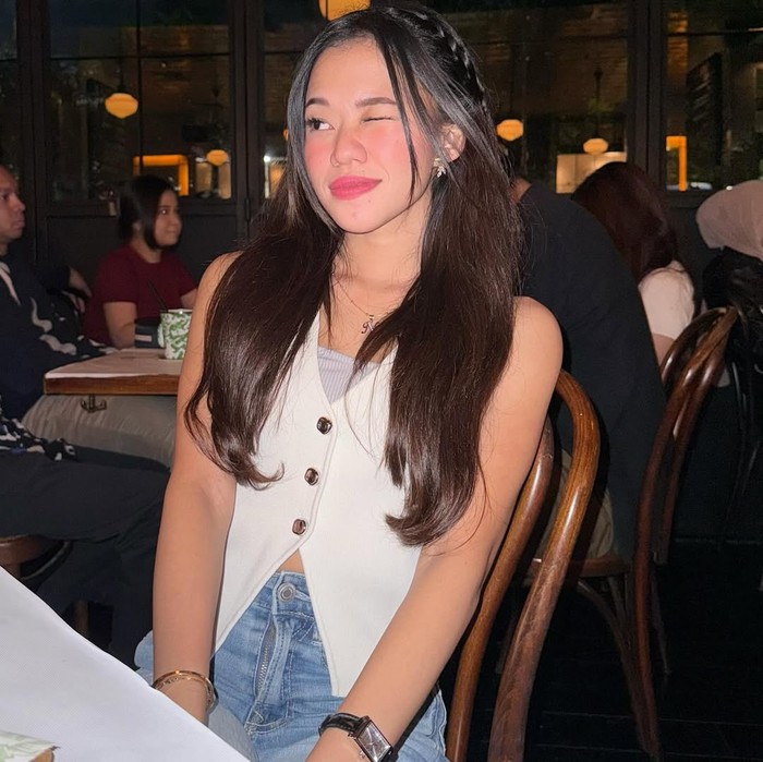 Pose Keren Ummi Quary Saat di Restoran hingga Makan Tiramisu