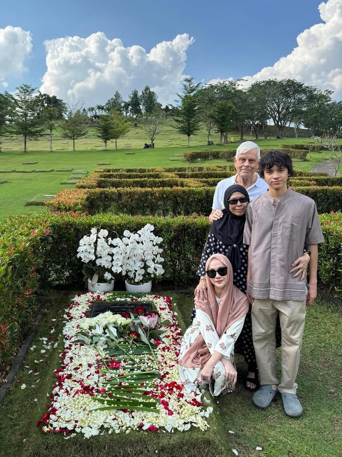 Adem! BCL dan Tiko Aryawardhana Rayakan Ultah Ayah Ashraf Sinclair di Jakarta