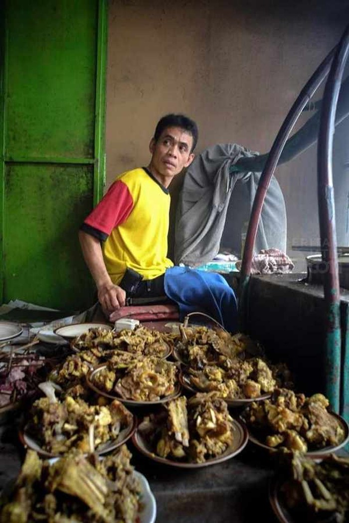 8 Potret Penjual Makanan Legendaris Indonesia yang Tinggal Kenangan