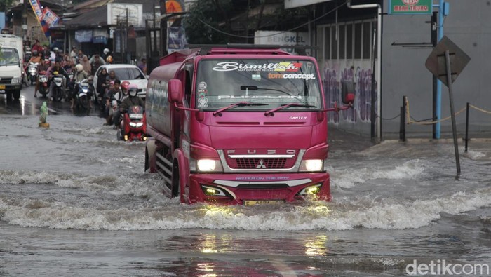 Pengendara Nekat Terobos Banjir di Ceger Raya Tangsel