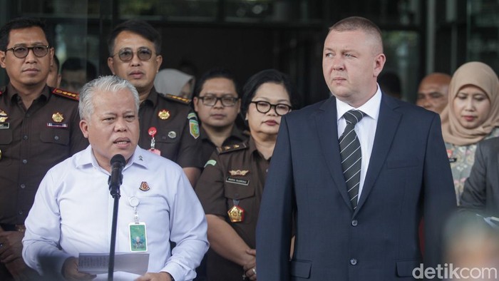 Santai Banget, Buron Interpol Rusia Diekstradisi Pakai Sandal