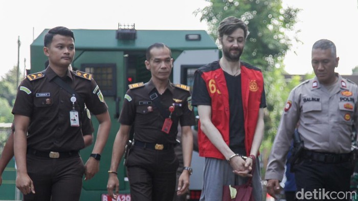 Santai Banget, Buron Interpol Rusia Diekstradisi Pakai Sandal