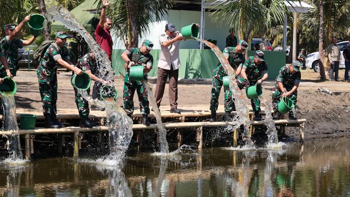 Menhan Tinjau Yonif Cilacap, Siapkan Basis Pertahanan dan Kemandirian ...