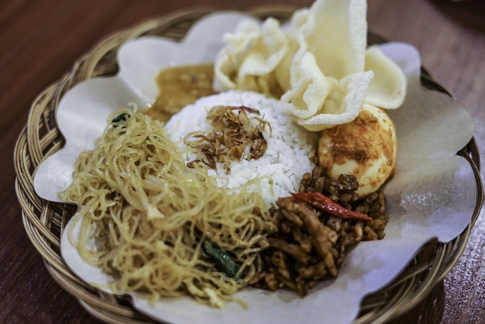 10 Hidangan Nasi Nusantara Nikmat dengan Lauk Komplet