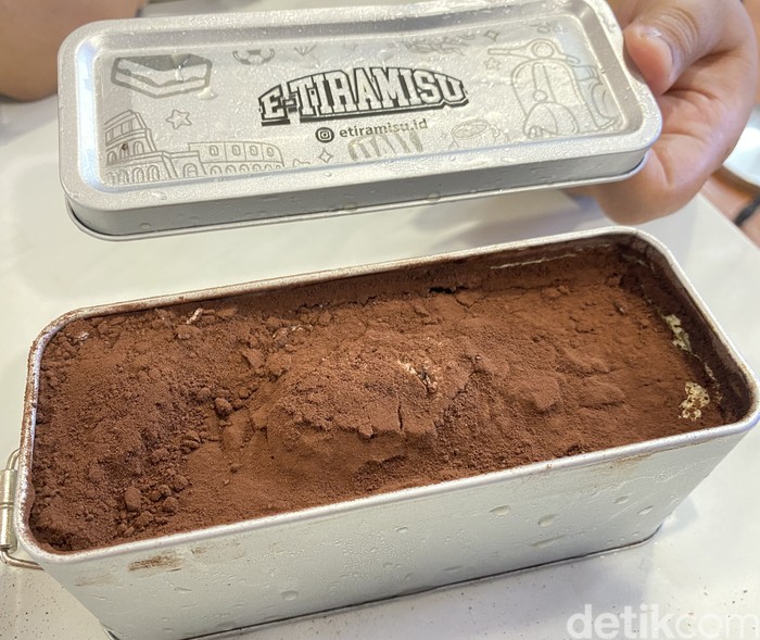 Viral di Blok M, Ada Tiramisu Kaleng yang Belinya Pakai Mesin Otomatis