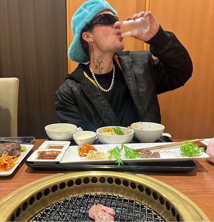 Gaya 'SWAG' Justin Bieber saat Coba Sundae Erewhon dan Makan Ramen