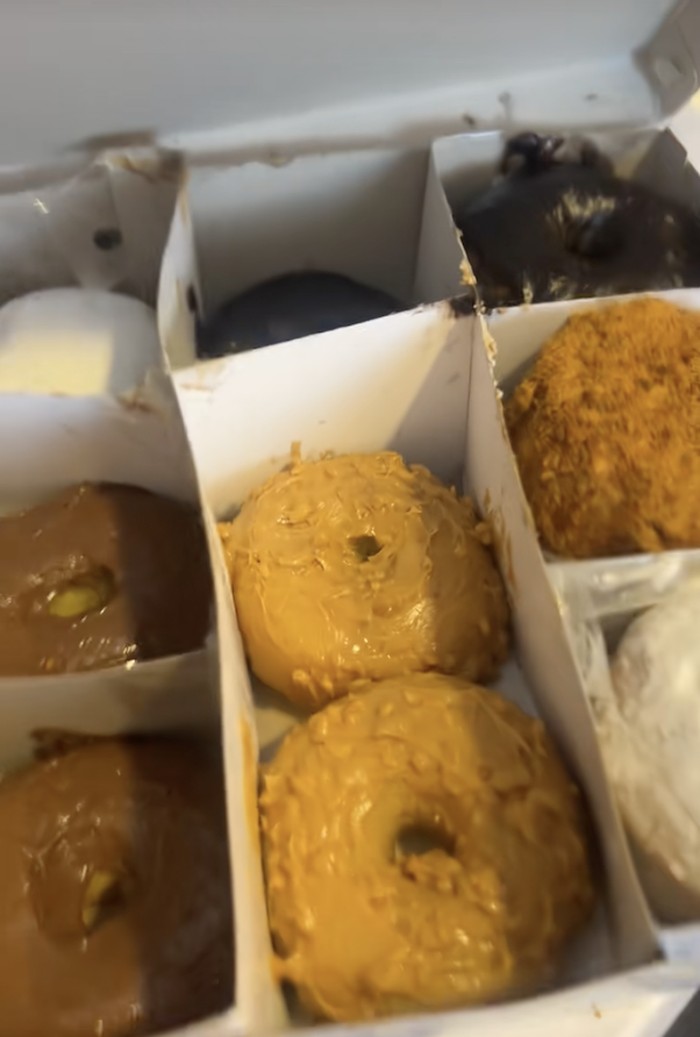 Penampakan Donat Pinkan Mambo seharga Rp 200 Ribu Sekotak