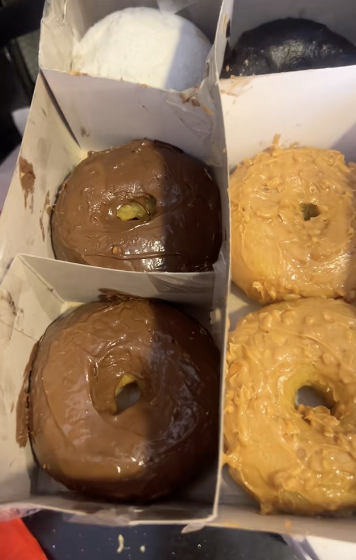 Penampakan Donat Pinkan Mambo seharga Rp 200 Ribu Sekotak