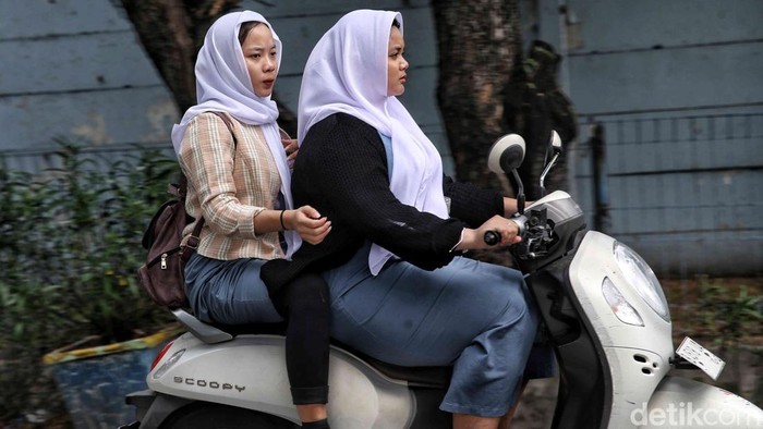 Pelajar Tak Pakai Helm-Bonceng Tiga Warnai Hari Pertama Sekolah di Jakut