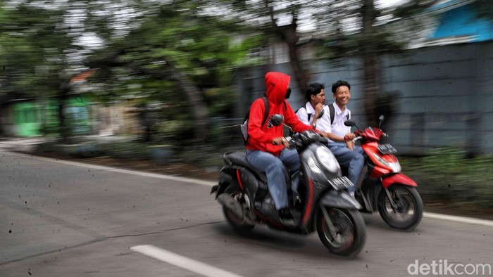 Pelajar Tak Pakai Helm-Bonceng Tiga Warnai Hari Pertama Sekolah di Jakut