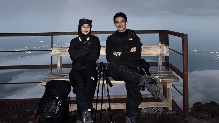 Rey Mbayang dan Dinda Hauw Rayakan Ultah ke-5 Pernikahan Daki Gunung Fuji