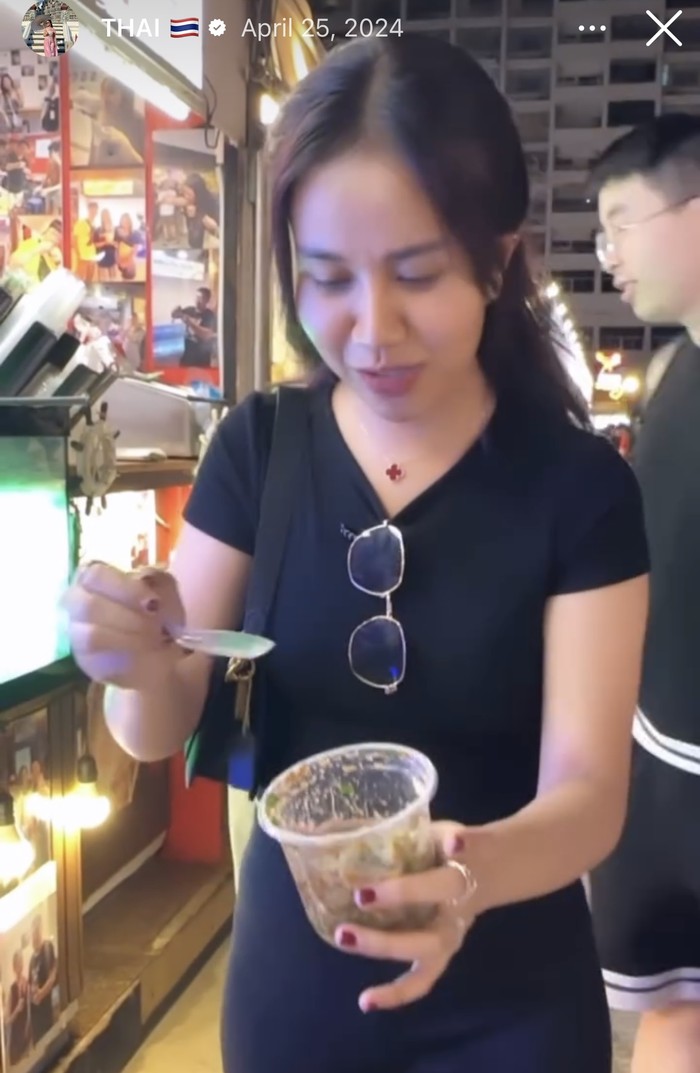 Keseruan Mayang Lucyana Saat Makan-makan di Luar Negeri