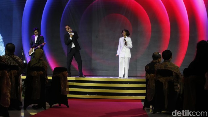 Tampil Penuh Energi, Maliq & D'Essentials Guncang Panggung Hoegeng ...
