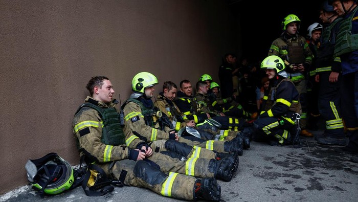 Kyiv Digempur Drone dan Rudal Rusia, Warga Berlindung di Bawah Tanah