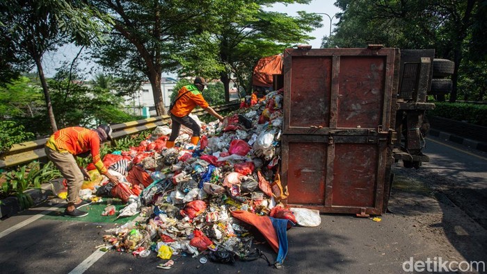 Truk Sampah Terbalik, Sampah Berserakan di Flyover Unisma