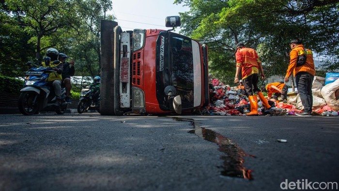 Truk Sampah Terbalik, Sampah Berserakan di Flyover Unisma
