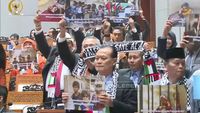Momen Anggota DPR Ramai-ramai Angkat Poster Dukung Palestina saat Paripurna