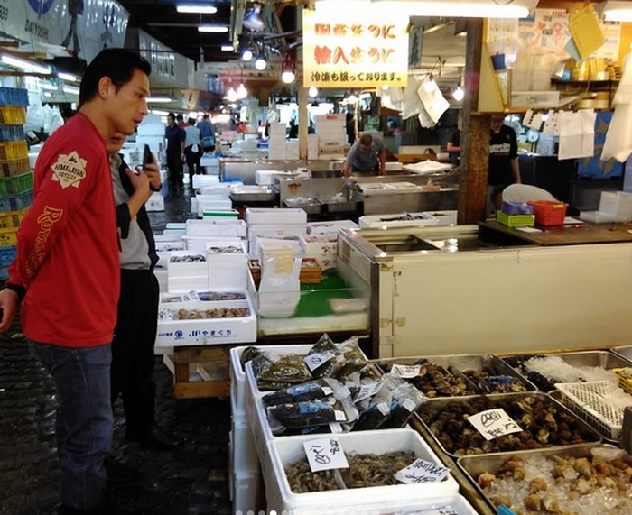 Chef Juna Tampil Keren Saat Masak hingga Belanja Ikan di Tokyo
