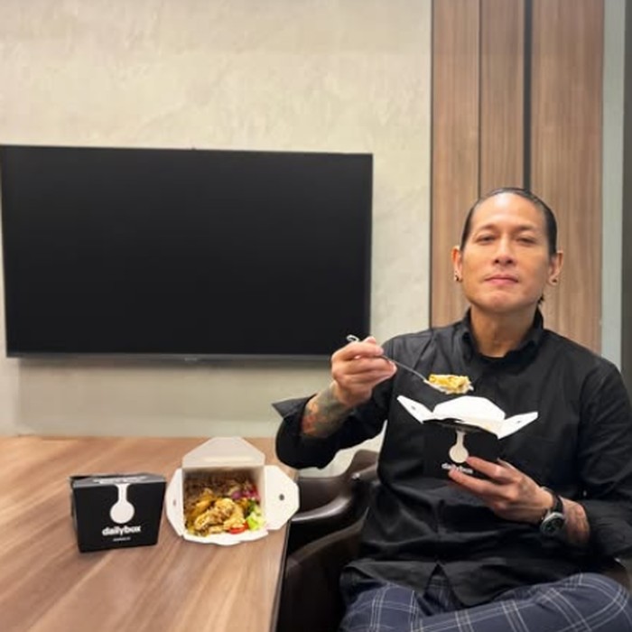 Chef Juna Tampil Keren Saat Masak hingga Belanja Ikan di Tokyo