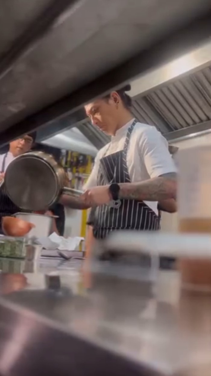Chef Juna Tampil Keren Saat Masak hingga Belanja Ikan di Tokyo