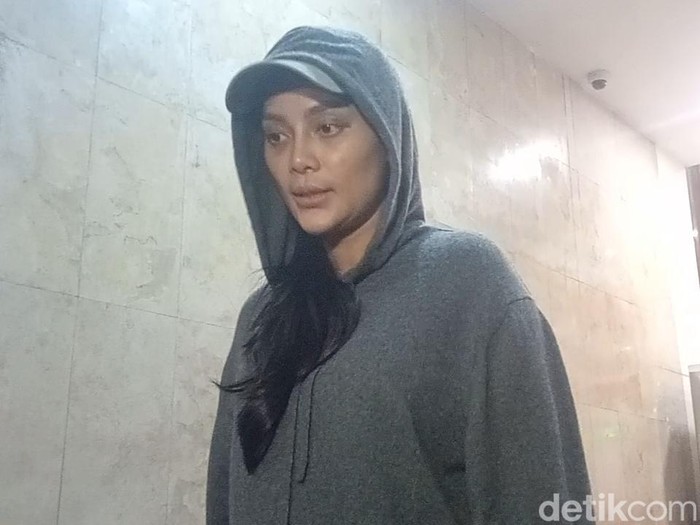 Wajah Pucat Erika Carlina Usai Diperiksa Polisi soal DJ Panda
