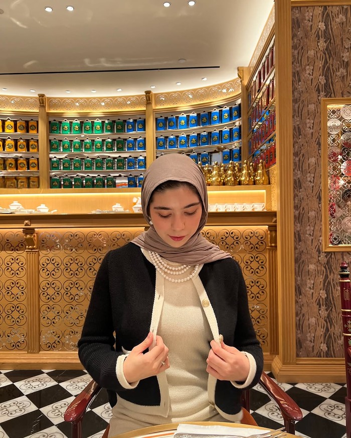 Pose Isabelle Tramp, Putri Ayu Azhari saat Hangout di Kafe