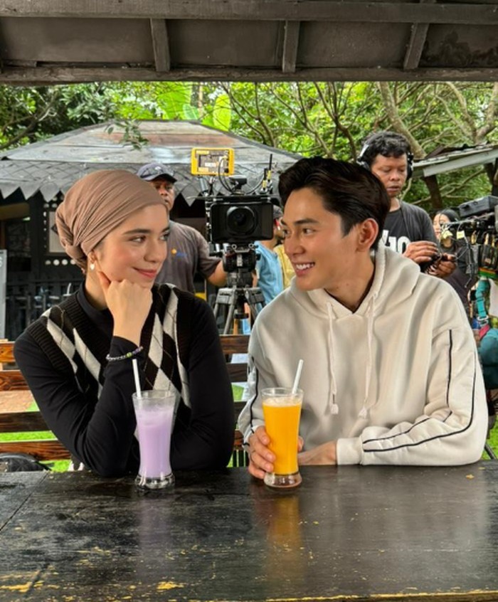 Pose Isabelle Tramp, Putri Ayu Azhari saat Hangout di Kafe