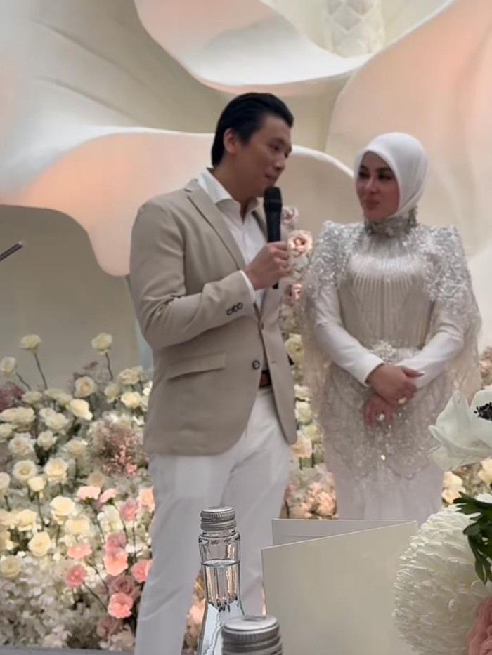 Reino Barack Bongkar Kehidupan Syahrini di Singapura