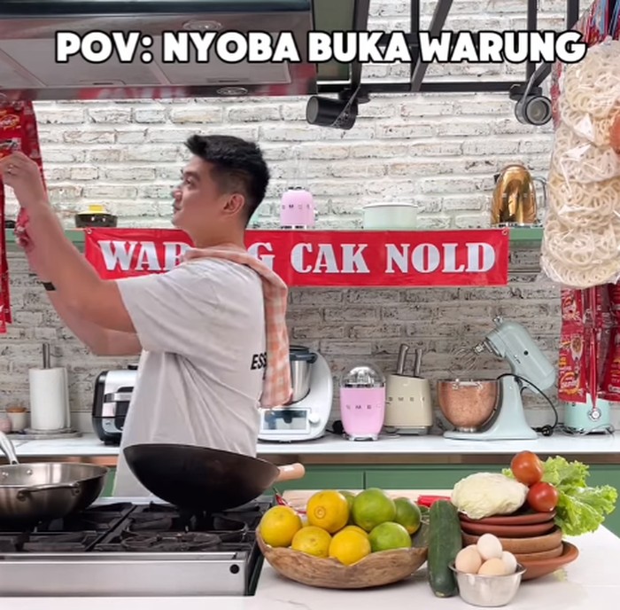 Chef Arnold Buka 'Warung' di Rumah hingga Blusukan ke Pasar