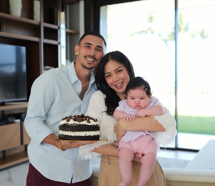 Romantis! Vincent Verhaag dan Jessica Iskandar Sering Sempatkan Makan ...